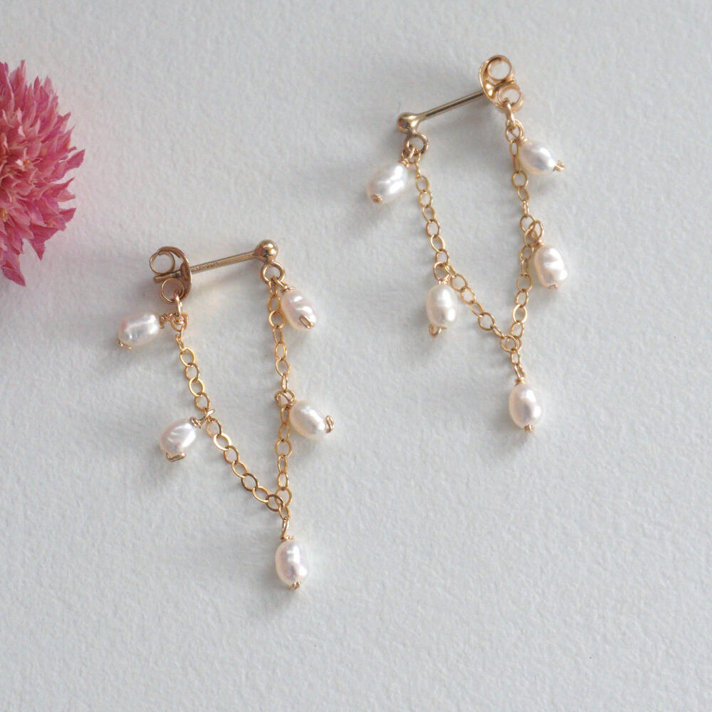 7amulet 14KGF 淡水パールのチェーンピアス キラキラに輝くゴールドチェーンに小さな淡水パールがチラチラ揺れる繊細なデザインのピアスです。チェーンはキャッチに付いていて、耳の後ろから見ても素敵なデザインです。 全ての金具にはゴール...