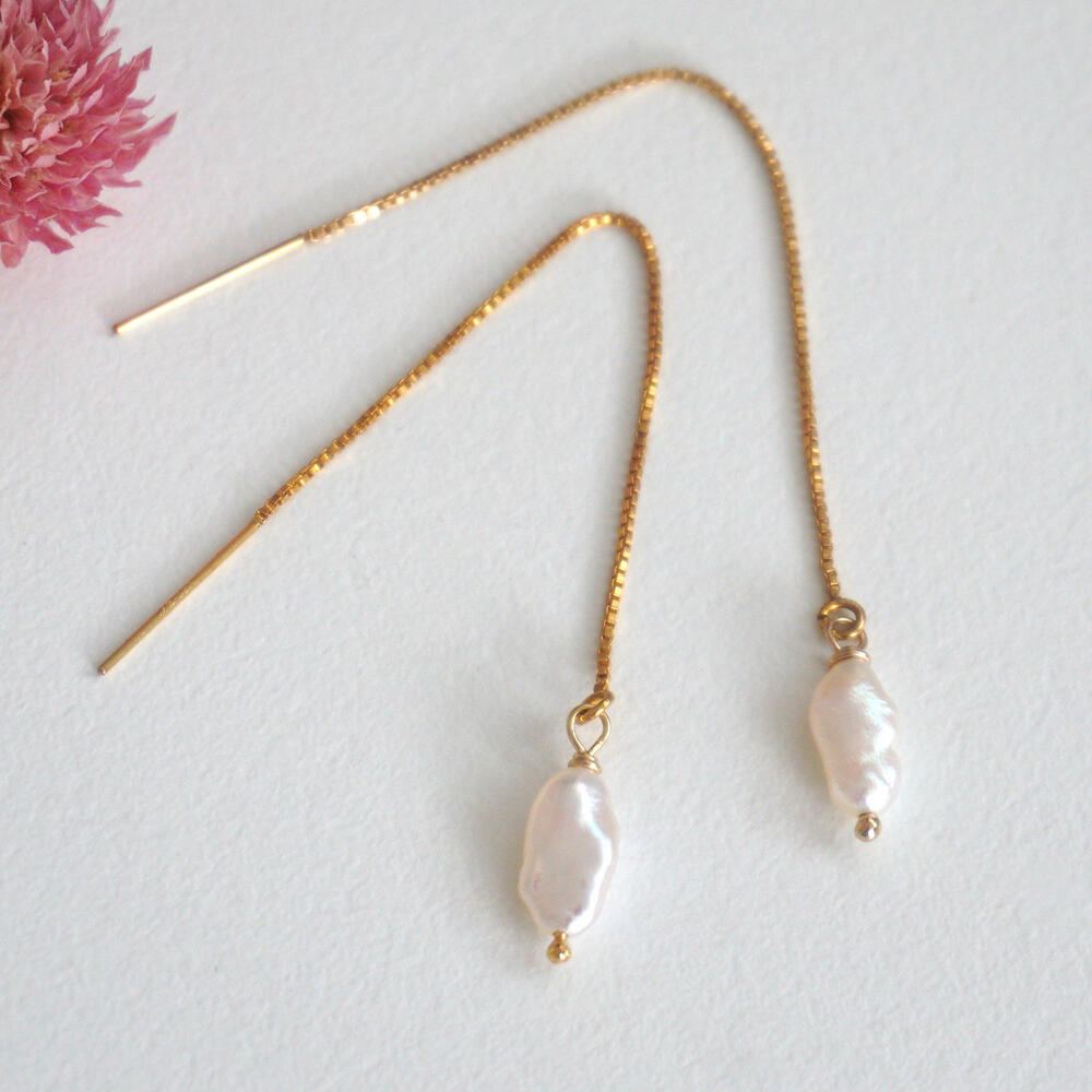 7amulet 14KGF ケシパールのアメリカンチェーン ピアス アメリカンタイプのピアスの先にケシパールが揺れる可愛いピアスです。パールの不揃いなフォルムに愛着が湧きます。チェーンは輝きが美しいベネチアンチェーンを使用。 全ての金具には...