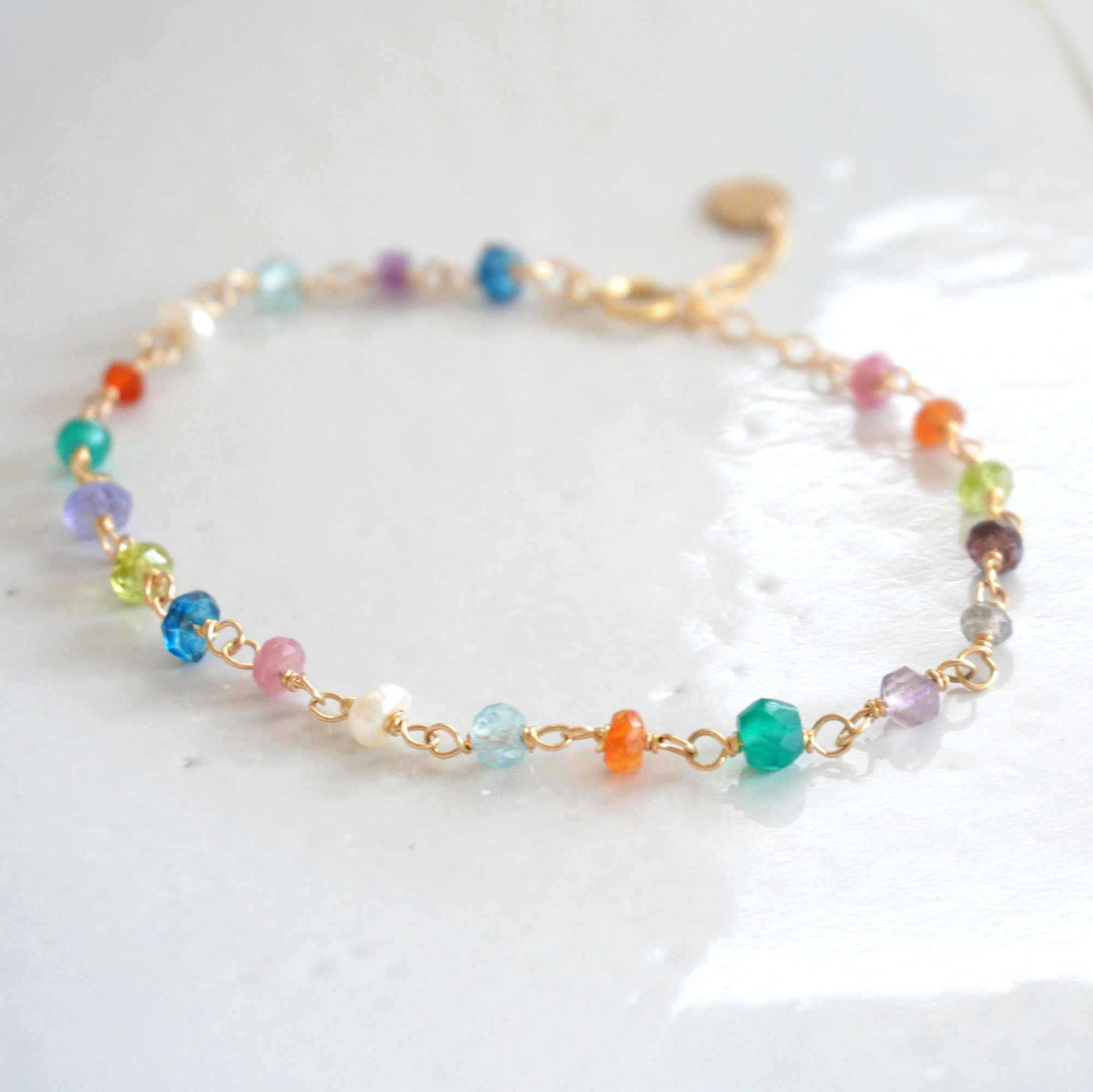商品説明 カラフルな天然石を一粒一粒丁寧に繋いだブレスレットです。 全ての金具にはゴールドフィルドを使用。高級感があり、金属アレルギーの方にも大変人気の素材です。 プレゼントにも便利なブランドの可愛いBOX付きです。 素　材 14kgf、天...