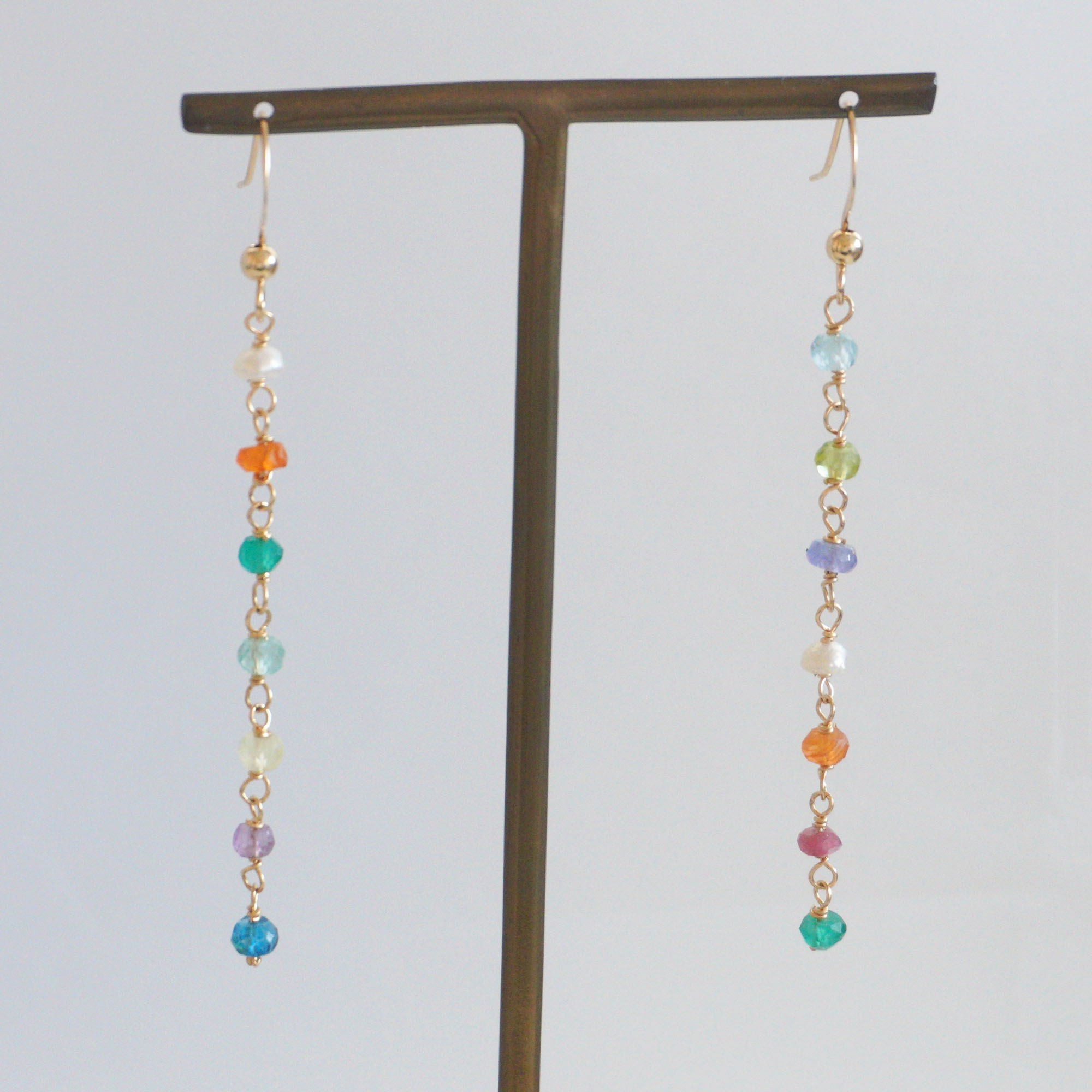 商品説明 7粒のカラフルな天然石を一粒一粒丁寧に繋いだピアスです。 全ての金具にはゴールドフィルドを使用。高級感があり、金属アレルギーの方にも大変人気の素材です。 プレゼントにも便利なブランドの可愛いBOX付きです。 素　材 14kgf、天...