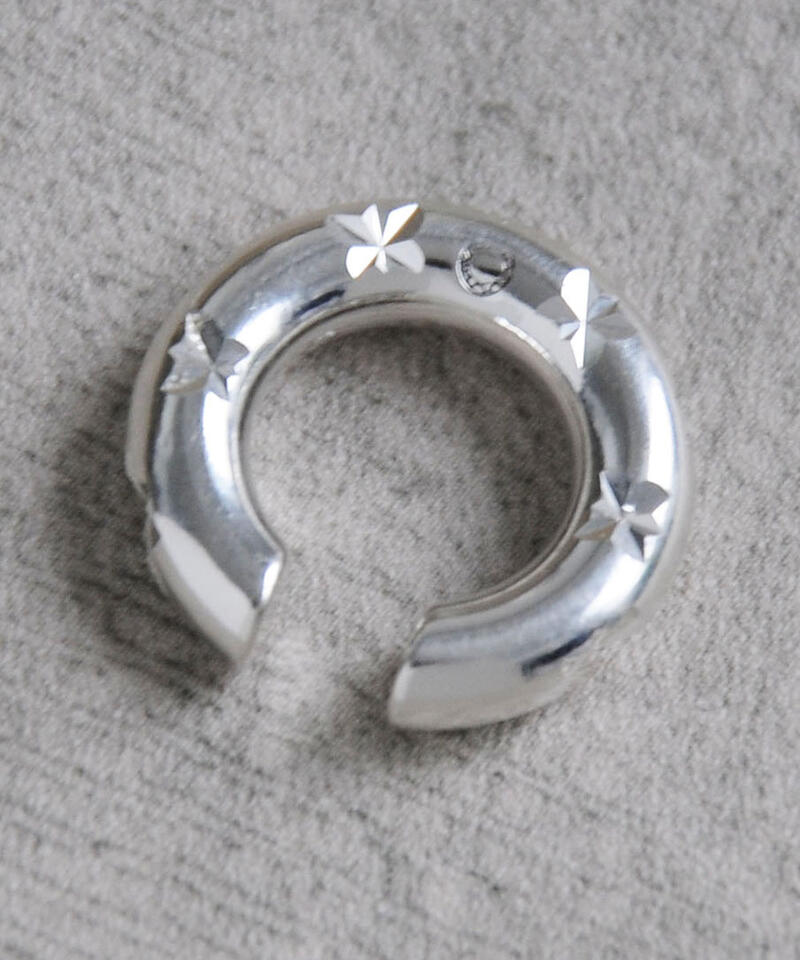 SASKIA DIEZ シルバー STARS BOLD EARCUFF 　 No.2 ぷっくりとしたフォルムがとってもステキなイヤーカフ。星のモチーフのようなカットが施されていて、美しく輝きます。一つ着けて頂くだけで存在感があり、他のピアス...