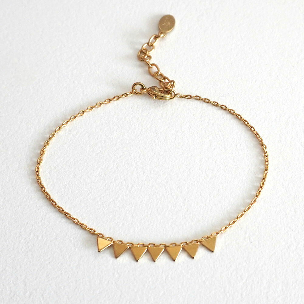 商品説明 イエローゴールド色のチェーンのトップに小さなギザギザモチーフが飾られた可愛いブレスレットです。 コーディネートのアクセントとしてお楽しみいただけます。 素 材 イエローゴールドプレート (地金 真鍮) サイズ 全長約 15cm +...