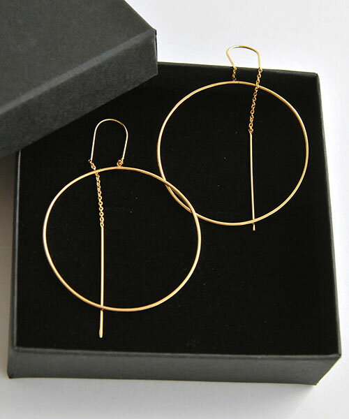 商品説明 大きめのフープが飾られたアメリカンチェーンタイプのピアスです。 クラフト感のある少しいびつなフォルムが、いい風合いに仕上がっています。 コーディネートのアクセントとしてお楽しみいただけます。 素 材 イエローゴールドプレート (地...