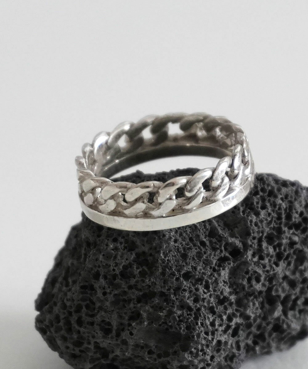 商品説明 シルバーチェーンを型どったデザインのリングです。 シンプルなデザインでありながら存在感がステキです。 コーディネートのアクセントとしてお楽しみいただけます。 素 材 SV925 サイズ 9号 ブランド STALACTITE (PA...