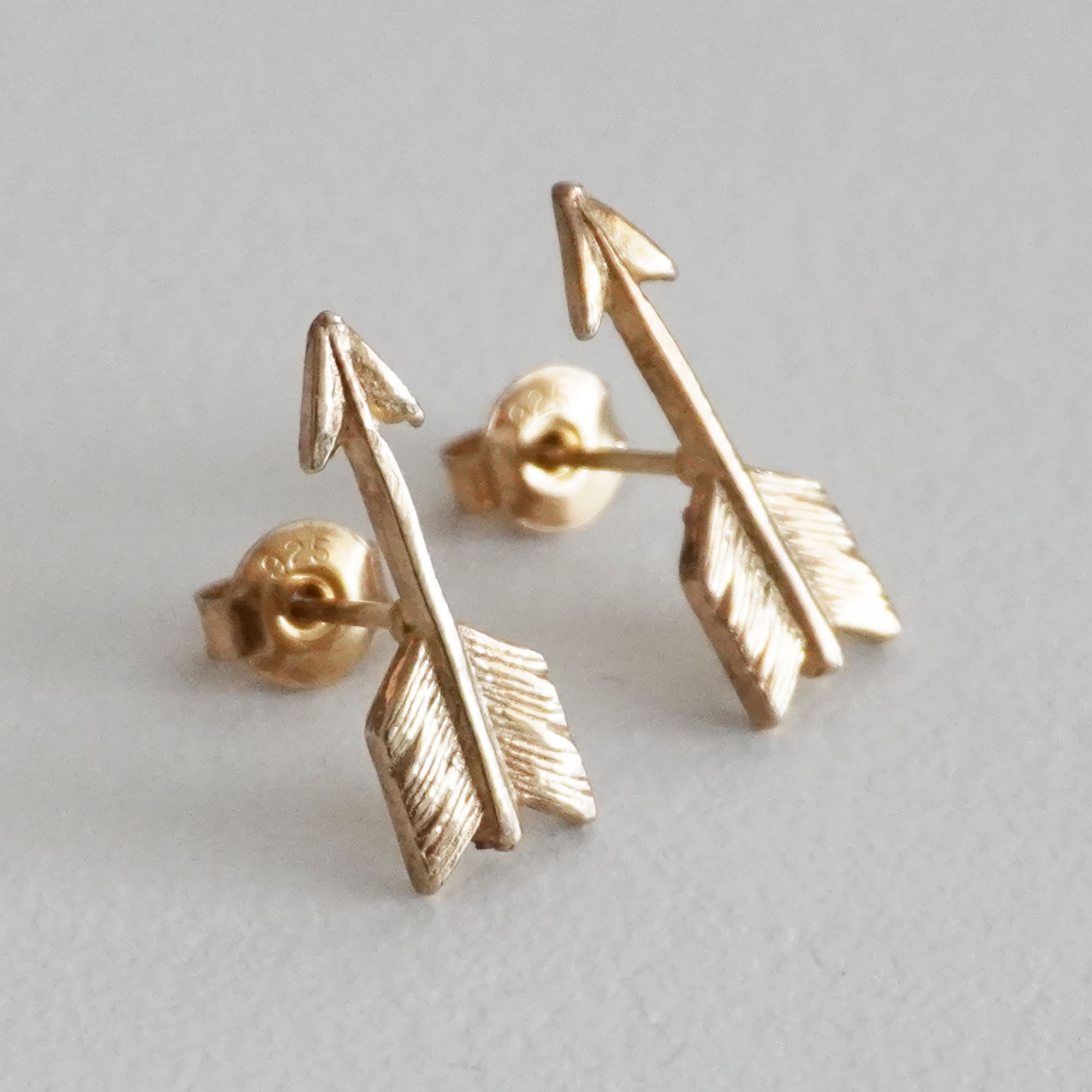 商品説明 ラッキーアイテムであるアロー(矢)のモチーフが可愛いピアスです。 コーディネートのアクセントとしてお楽しみいただけます。 素 材 イエローゴールドプレート (地金 SV925) サイズ 全長約 1.8cm ブランド STALACT...