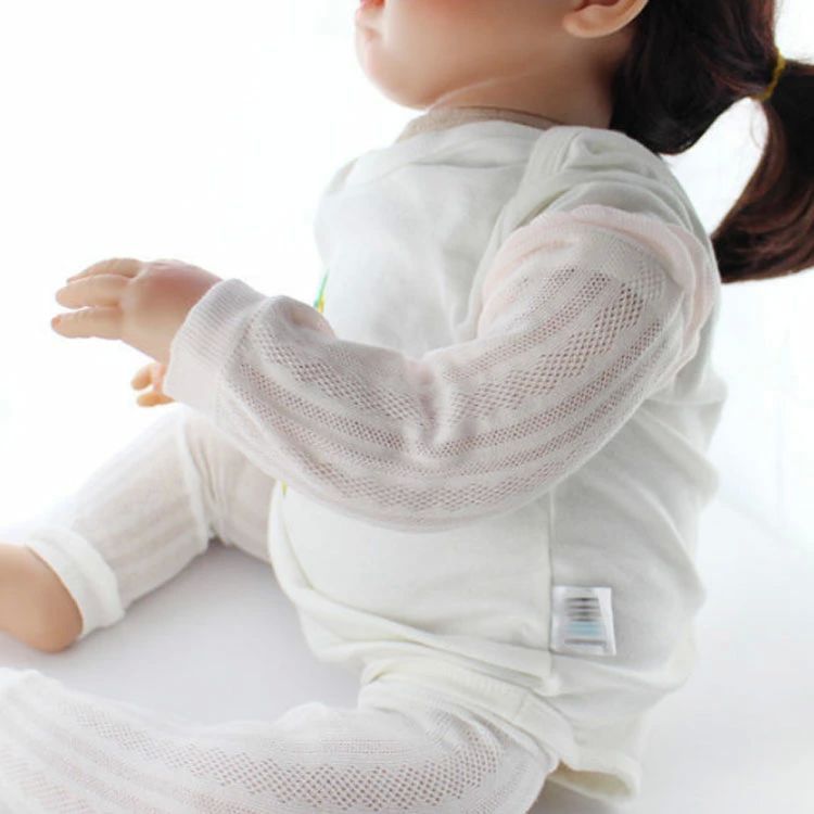 2ペアセット！赤ちゃん用アームカバー・薄くて通気性抜群で蒸れない・袖口ストレッチありで滑りを防ぐ・赤ちゃんのお肌に優しいコットン素材で着け心地抜群です・。腕だけでなく、脚にも使えます。 サイズ 22cm(0-1才) 28cm(1-3才) サ...