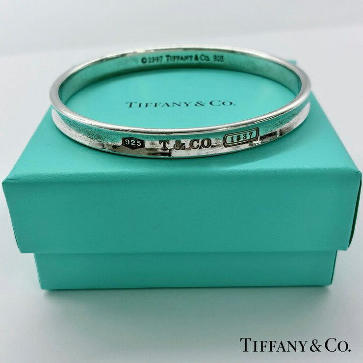 ◇商品の詳細◇ ★ブランド/メーカー名 TIFFANY&Co./ティファニー ★ カテゴリ バングル ★ 詳細備考 ティファニーを代表する「1837」コレクションのナローバングル。ブランド創業年を刻んだアイコニックなデザインで、シンプルなが...