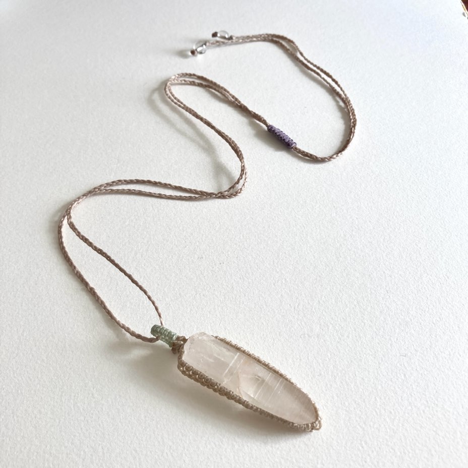 商品情報素材/材質レムリアンクォーツブラジル産クォーツワックスコード（ポリエステル製）サイズ/寸法石の大きさ4.5x1.0センチ首ひも最大40センチまで調節可能ですその他商品説明ワックスコード汚れにくく汗水に強く丈夫な素材です。より長くお使...