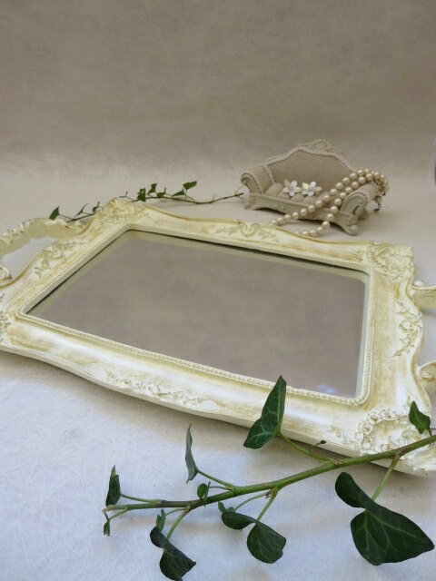 ホワイトゴールドのクラシカルなミラートレイです。 テーブルコーディネートやアクセサリートレイや、いろんな使い方でお楽しみいただけます。 裏面には傷防止マット付き。 サイズ30×24センチ 厚み3.5センチ　材質:ポリレジン　ガラス ミラート...