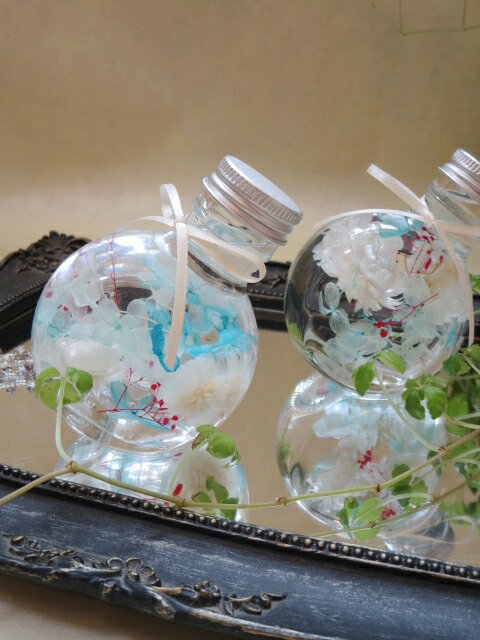 プリザーブドフラワーやドライフラワーをハーバリウムオイルに浸したアレンジです。 白いヘリクリサムとブルーのグラデーションのアジサイに、フランボワーズ色のかすみ草がアクセントになった ハーバリウです。 ちょっとした贈り物に、コスパの良いハーバ...