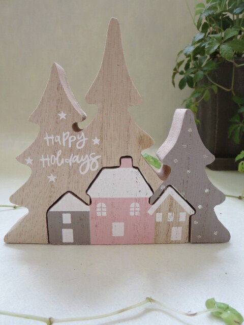 組み木仕様のウッドツリー&ハウスです。ピンクのハウスが可愛いクリスマスオブジェです。 厚み2センチ、ちょっとしたスペースに飾れるサイズ感です。 ご自宅用やプレゼントにおすすめです。 ピンクのクリスマスいかがですか。 サイズ　W13× 2×1...