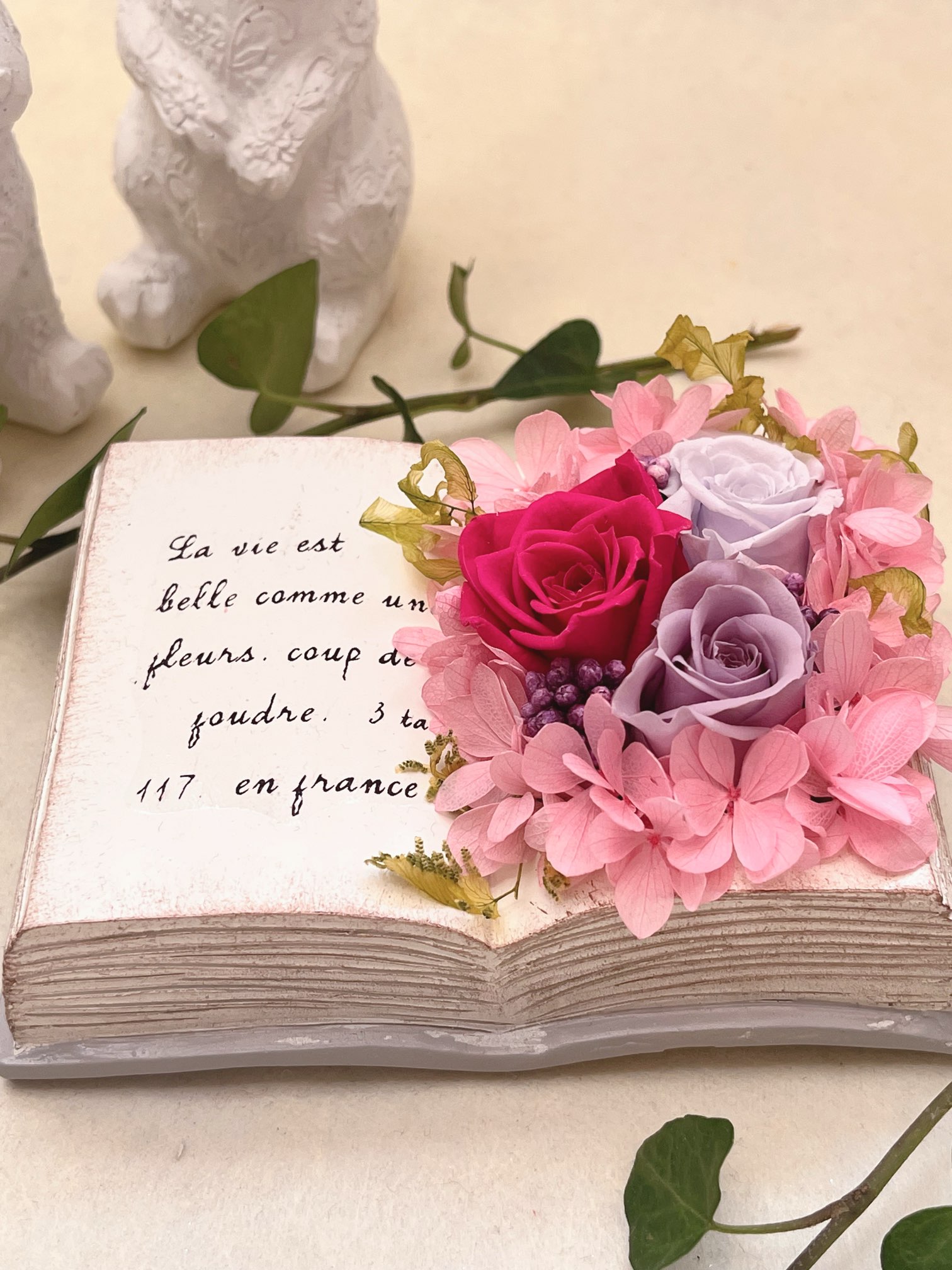 本の形をした花器にピンク系薔薇のお洒落なアレンジです。 コンパクトなサイズなので、ちょっとした空間にもぴったり。お誕生日や結婚祝い、クリスマス、母の日、敬老の日、卒業や退職のお祝いなど、さまざまなシーンで喜ばれること間違いなしです！特別な人...