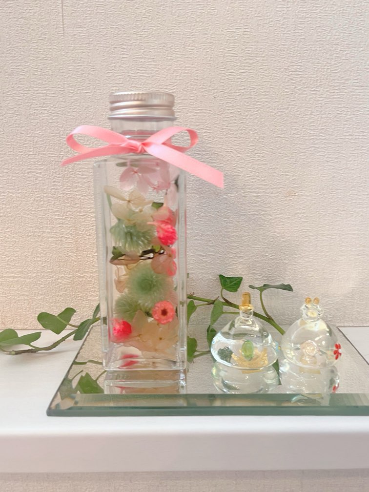 プリザーブドフラワーやドライフラワーをハーバリウムオイルに浸したアレンジです。 まん丸で可愛い千日紅とイモーテルのハーバリウムです。 シャープな印象を与える角瓶に収められ、どんなインテリアにもぴったり。お誕生日や結婚祝い、母の日などの特別な...