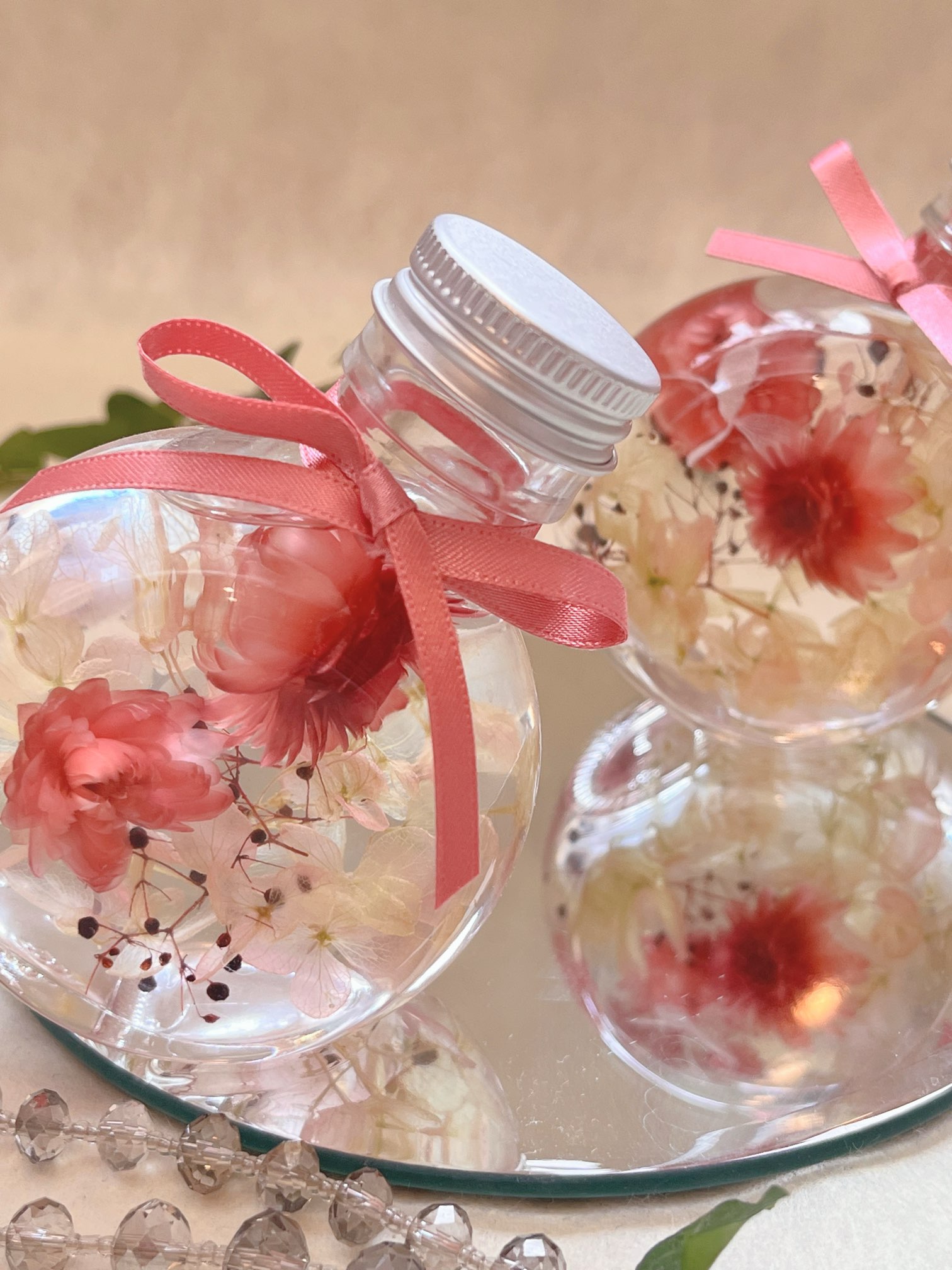 シックなカシスピンクのヘリクリサムが美しく映えるハーバリウムは、ちょっとしたギフトに最適です。 ガラスボトルに封じ込められたお花は、インテリアとしても優雅な雰囲気を演出します。 傾いた瓶のデザインが可愛らしさを添え、見る人を魅了します。お洒...