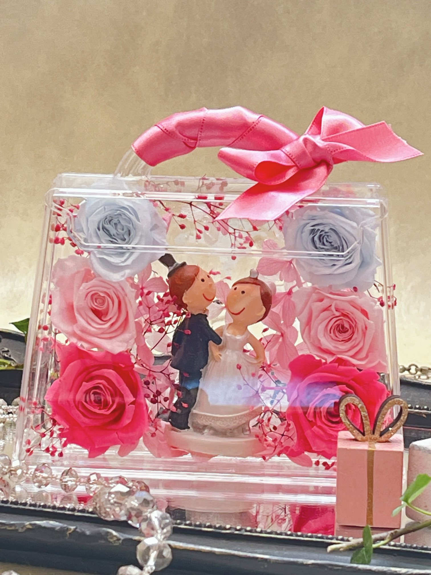 透明アクリルバックに美しくアレンジされたプリザーブドフラワーは、特別なギフトにぴったりです。 ピンクとブルーのパステルカラーのバラが可愛らしく、見る人の心を和ませます。ウエディング小物も入るので、結婚祝いに最適。出産祝いや母の日、誕生日、退...