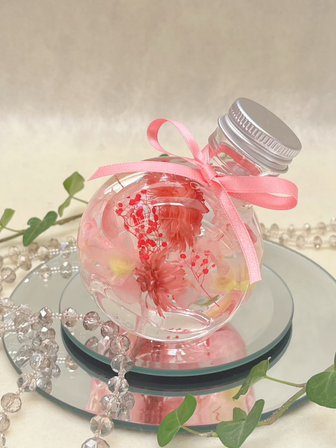 微妙な色合いのカシスピンクのヘリクリサムが魅力のハーバリウムは、ちょっとしたギフトにぴったりです。 ガラスボトルに入ったプリザーブドフラワーが、インテリアに華やかさをプラスします。傾けて飾ると、可愛い表情が楽しめるのもポイント！母の日やお誕...