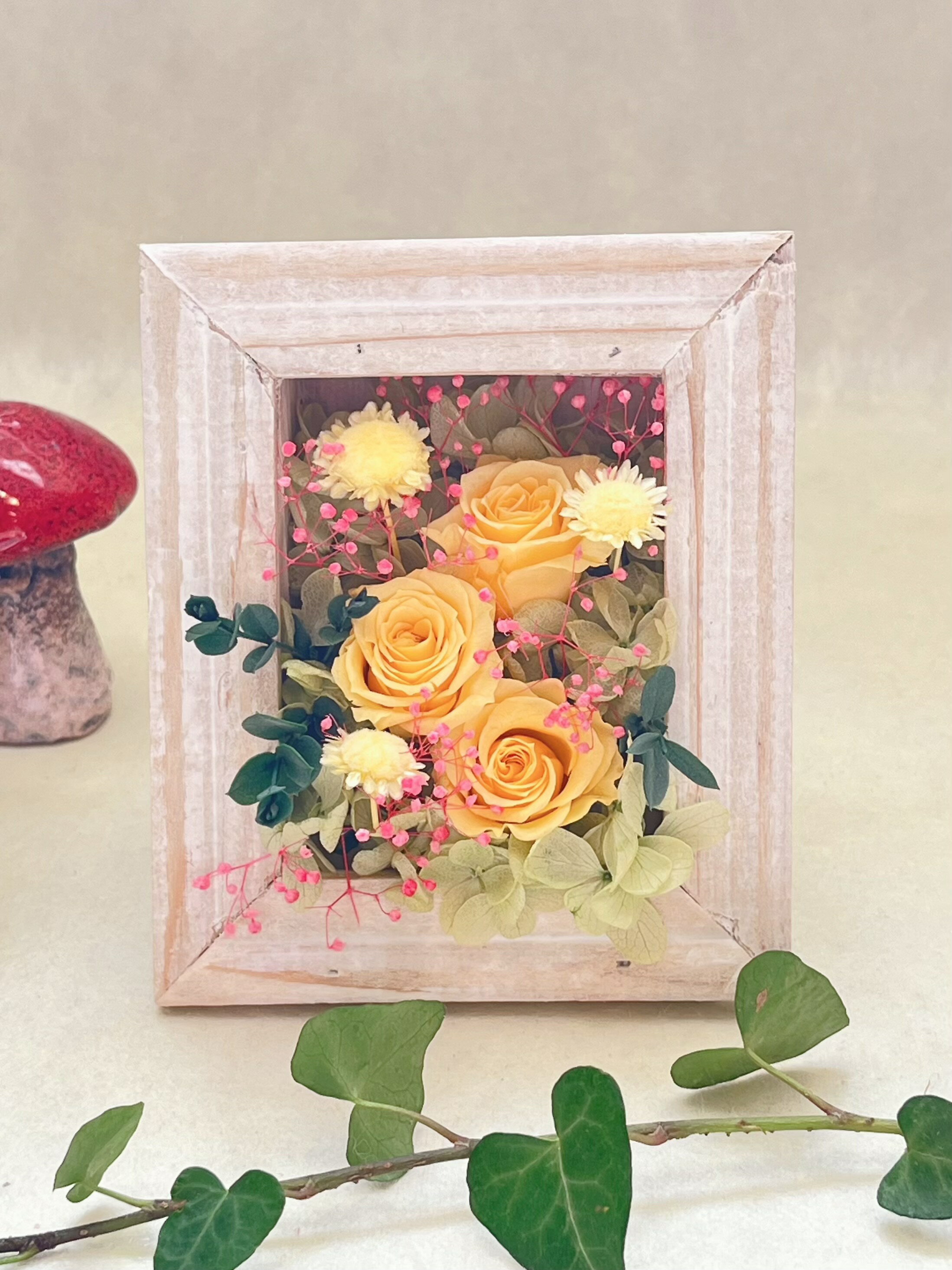アンティーク調の白いウッドフレームのアレンジです。 可愛らしいコンパクトサイズのギフトです。黄色のバラが華やかに彩り、小さなマルガリータが愛らしさを添えています。どんな場所にも飾りやすく、お祝い事や誕生日、母の日のプレゼントにぴったりです。...