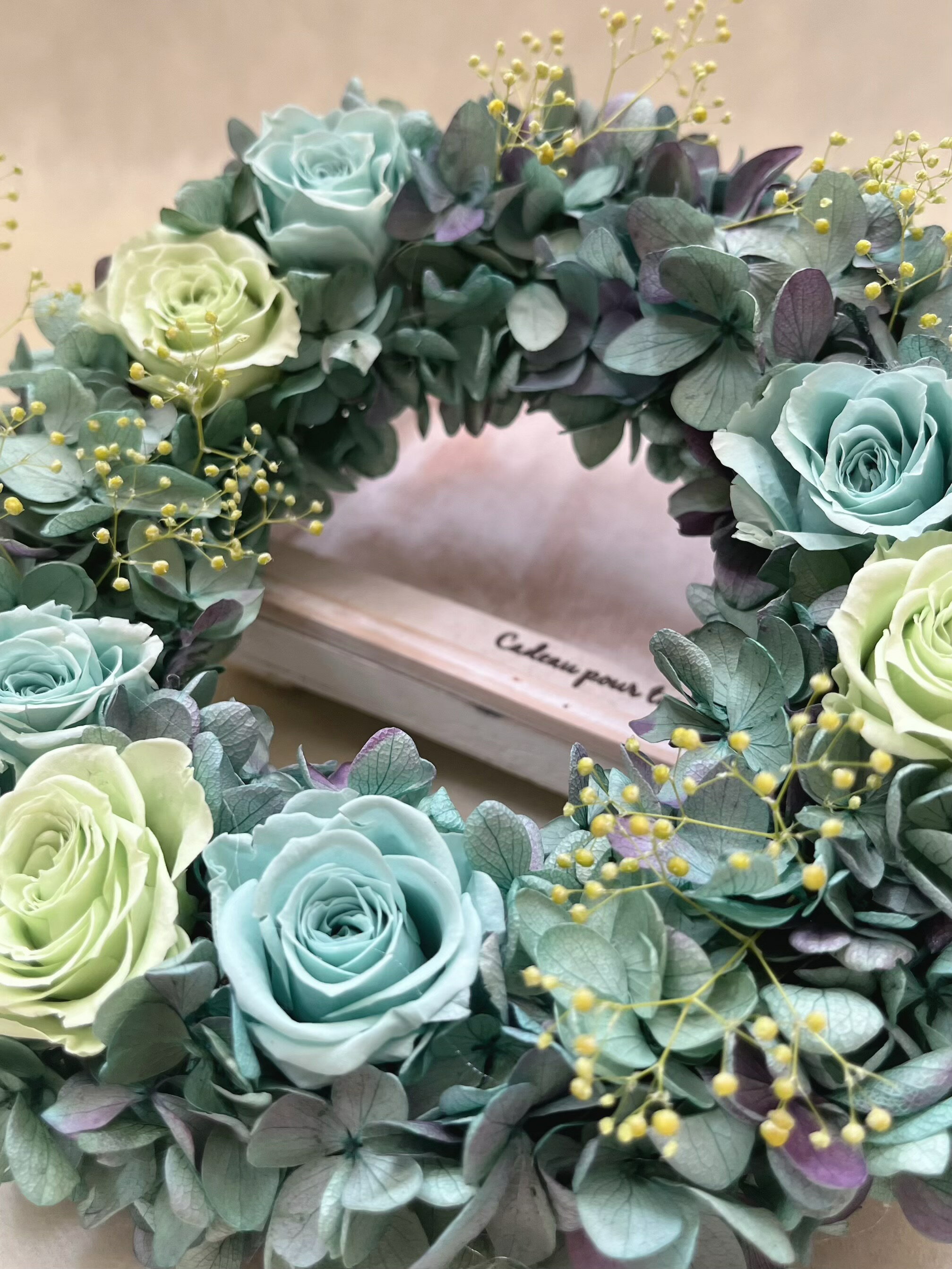 ミントグリーンの爽やかなバラが、 ブルーや緑のニュアンスカラーの紫陽花に囲まれたリースです。 玄関やエントランス、お部屋、店舗を華やかに彩ります。お誕生日や結婚祝い、母の日、敬老の日、卒業、退職など、さまざまなお祝いのシーンで喜ばれること間...