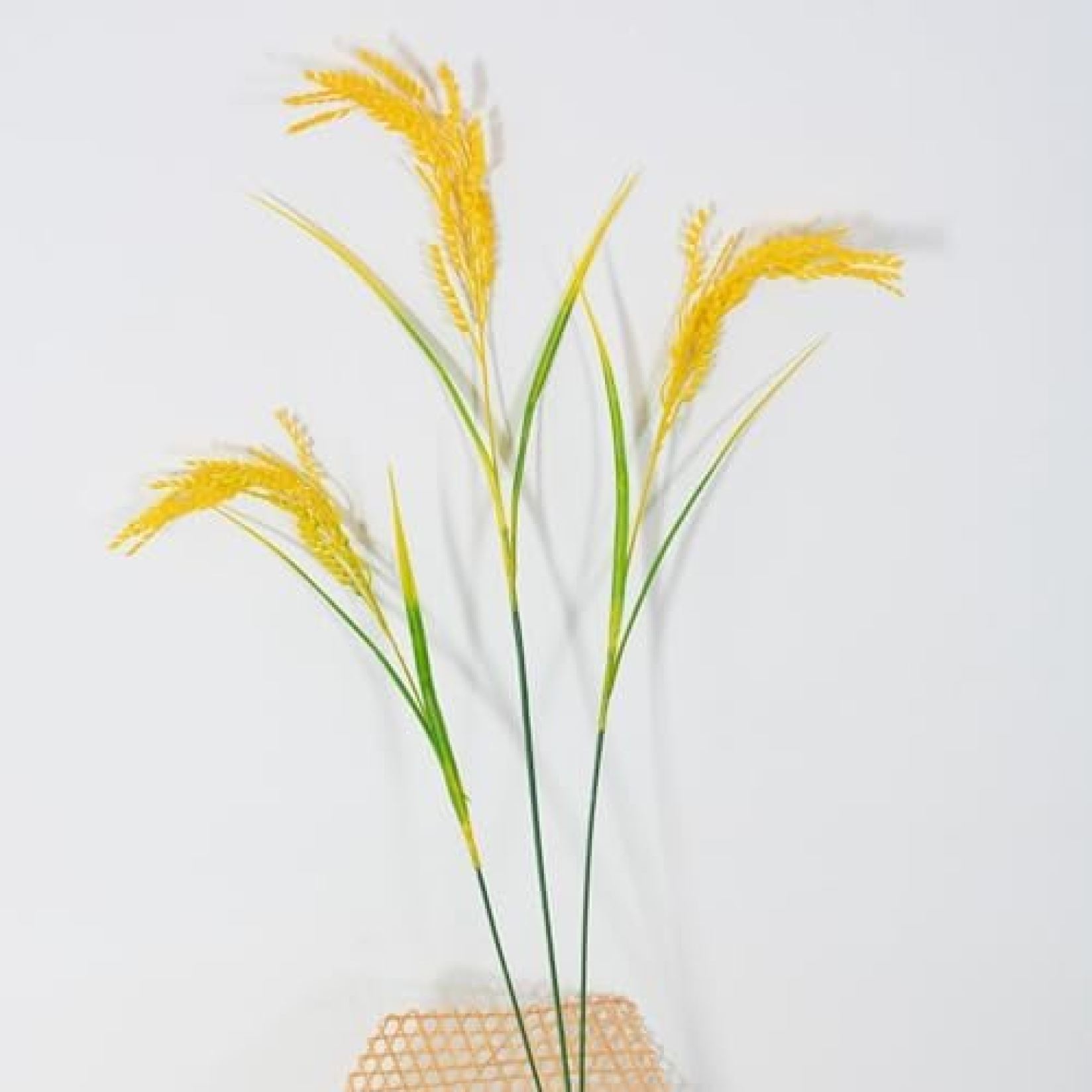 　　　 ◆◇◆売れている秘密◆◇◆ 【花束の仕様】1本のみ。花束のサイズ：高さ約95cm。花瓶なし。（茎部分はお好みのサイズにカットして調節可能です。） プラスチックと絹布製のアートフラワーは、リアルな質感で華やかな雰囲気を演出。一年中飾っ...