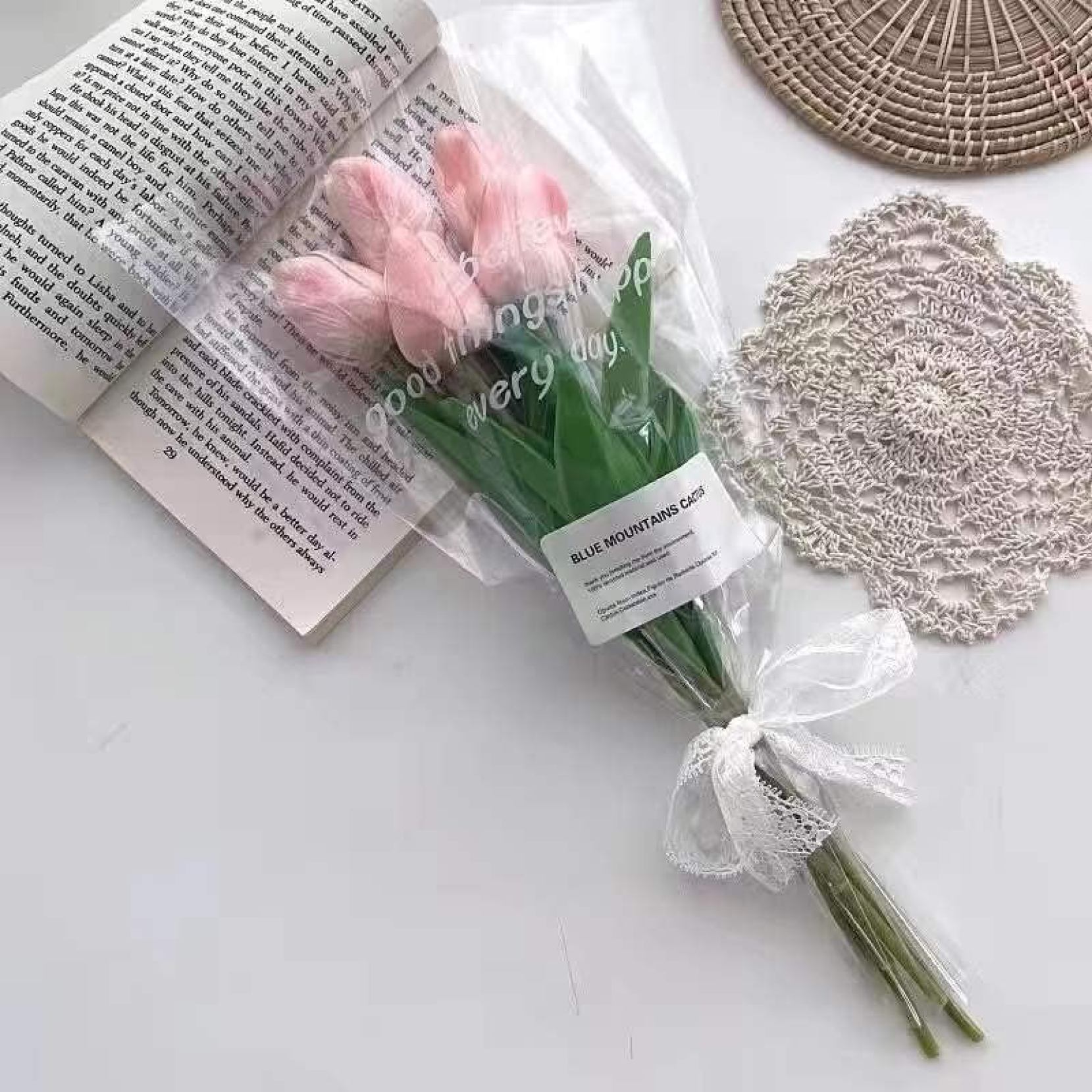 　　　 ◆◇◆売れている秘密◆◇◆ 【サイズ】一本の花頭の直径：3cm 花頭の高さ：5cm 長さ：34cm 。 花言葉「思いやり」を持つチューリップは、特別な日でなくても贈り物に最適です。 枯れない造花なので、パーティーや美術館、家のあらゆ...