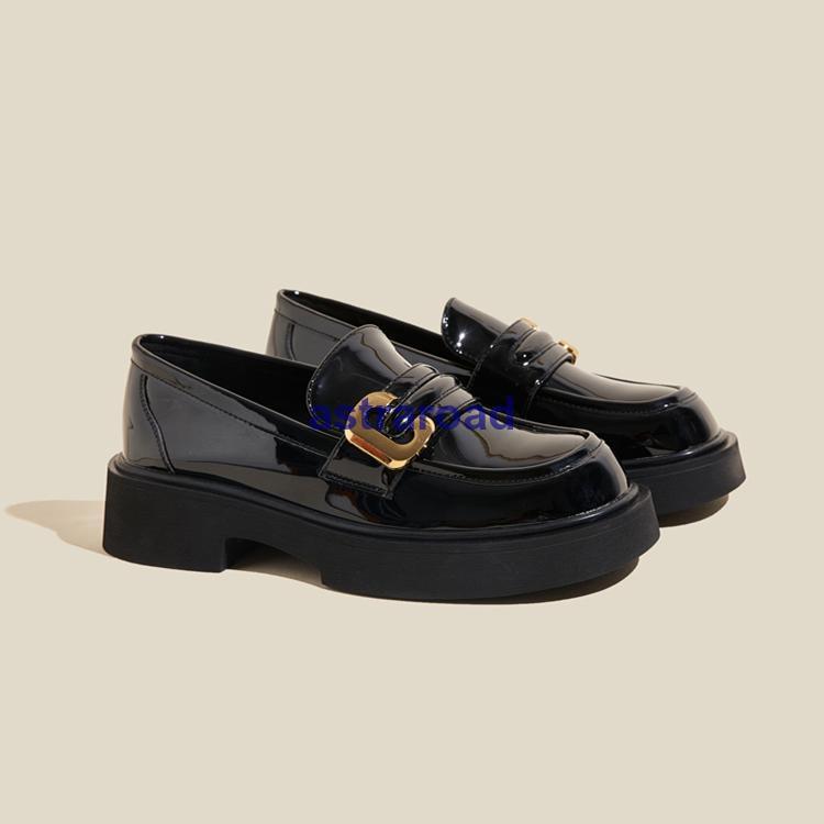 今年こそGETしたい！！厚底ローファーをご紹介。3.5cmの厚底とゴールドの金具が目を惹く一足。通勤通学にもピッタリです。コーディネイトハイウエストのデニムにシャツやTシャツをインしたスタイルやバミューダパンツやスカートにカーディガンやをコ...