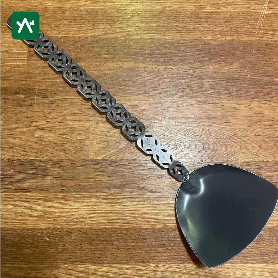 山田工業所×Boottonation×日崎工業 中華ヘラ 七宝柄ver※ヘラのみの販売です。【山田工業所】×【Boottonation】 第二弾！！川崎にあるメタルワークス【日崎工業】にグリップの作成を依頼。日本の伝統的な【七宝柄】をあしら...