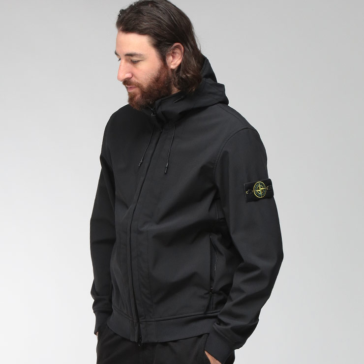 ストーンアイランド（Stone Island）は、イタリアラヴァリーノに拠点を置くラグジュアリーアパレルブランド。STONE ISLANDのフード付きナイロンパーカー。耐水・防風性を備えた高性能ソフトシェル素材を採用し、裏地には保温性の高い...