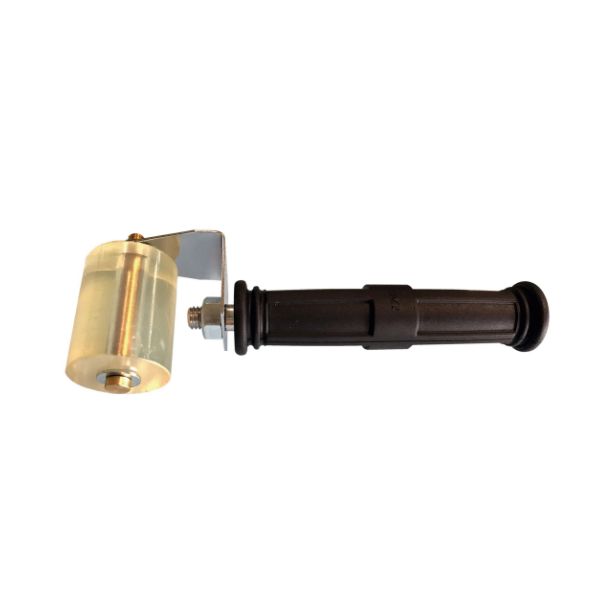 【商品内容】 TIPTOP ウェイト圧着ローラー ・WT-RL ■全長：150mm ■柄長さ：105mm ■ローラー：ウレタンゴム ■ローラー寸法：φ30×幅40 ■質量：165g 貼付けウェイトの圧着に 接着式ウェイトを貼付ける際、圧着し...
