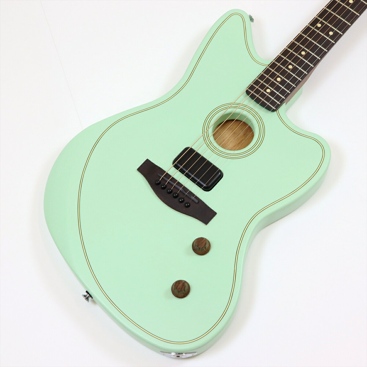 Acoustasonic Standard Jazzmasterは、アコースティックとエレクトリックという2つの異なるサウンドキャラクターの多彩なトーンを1つの楽器で楽しむことができるクリエイティブツールです。ブレイシングされたソリッドシト...