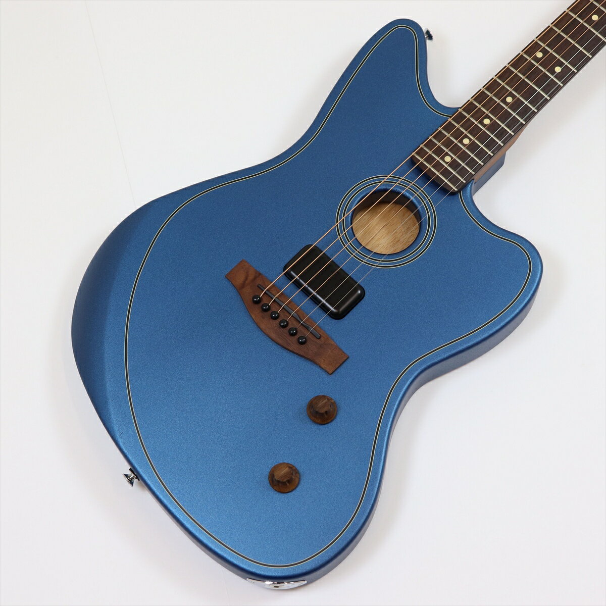 Acoustasonic Standard Jazzmasterは、アコースティックとエレクトリックという2つの異なるサウンドキャラクターの多彩なトーンを1つの楽器で楽しむことができるクリエイティブツールです。ブレイシングされたソリッドシト...