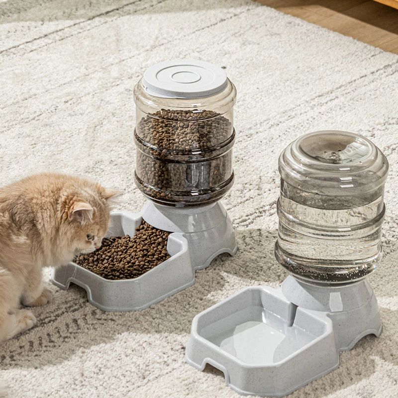製品説明： ペットの健康的な生活のための理想的な選択肢です！この3.8Lプラスチック製ペット給水器兼自動給餌器は、猫に新鮮な飲み水とドライフードを継続的に提供します。独自の設計により転倒防止、お手入れ簡単、そして静音設計でペットが静かな環境...