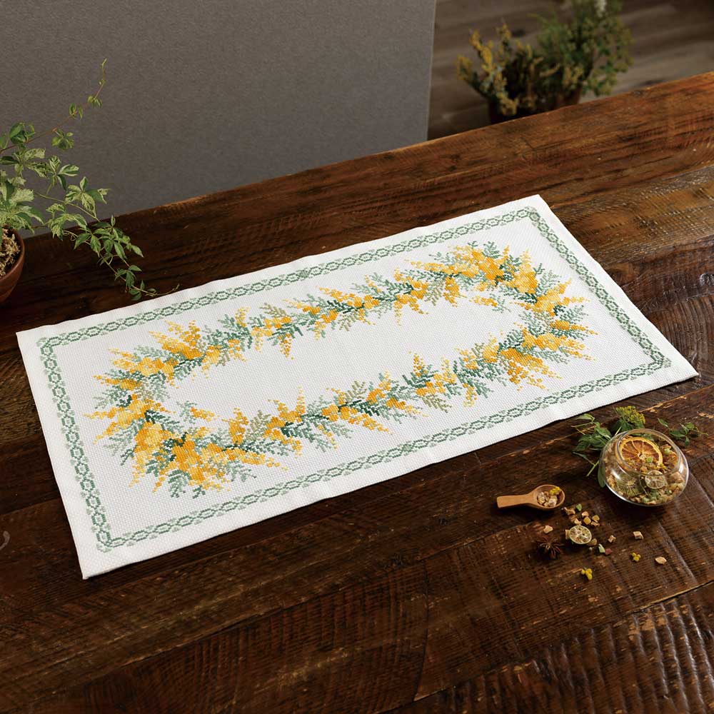 やわらかな黄色の花が可愛らしいミモザをモチーフにしたオノエ・メグミデザインの刺しゅうキットです。刺しゅうの後には、お部屋が華やぐインテリアアイテムとして飾ってお楽しみください。 デザイン：オノエ・メグミ 出来上がり寸法：約縦80cmx横40...