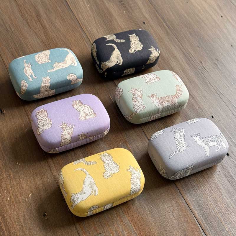 ハードタイプのアクセサリーケースです。中がフラットになっているので、どんな形のアクセサリーケースも入れられバッグに入れて持ち運びができます。小物入れやピルケースとしても使えます。内側には、フローレットロンドンのロゴが入っています。 サイズ：...