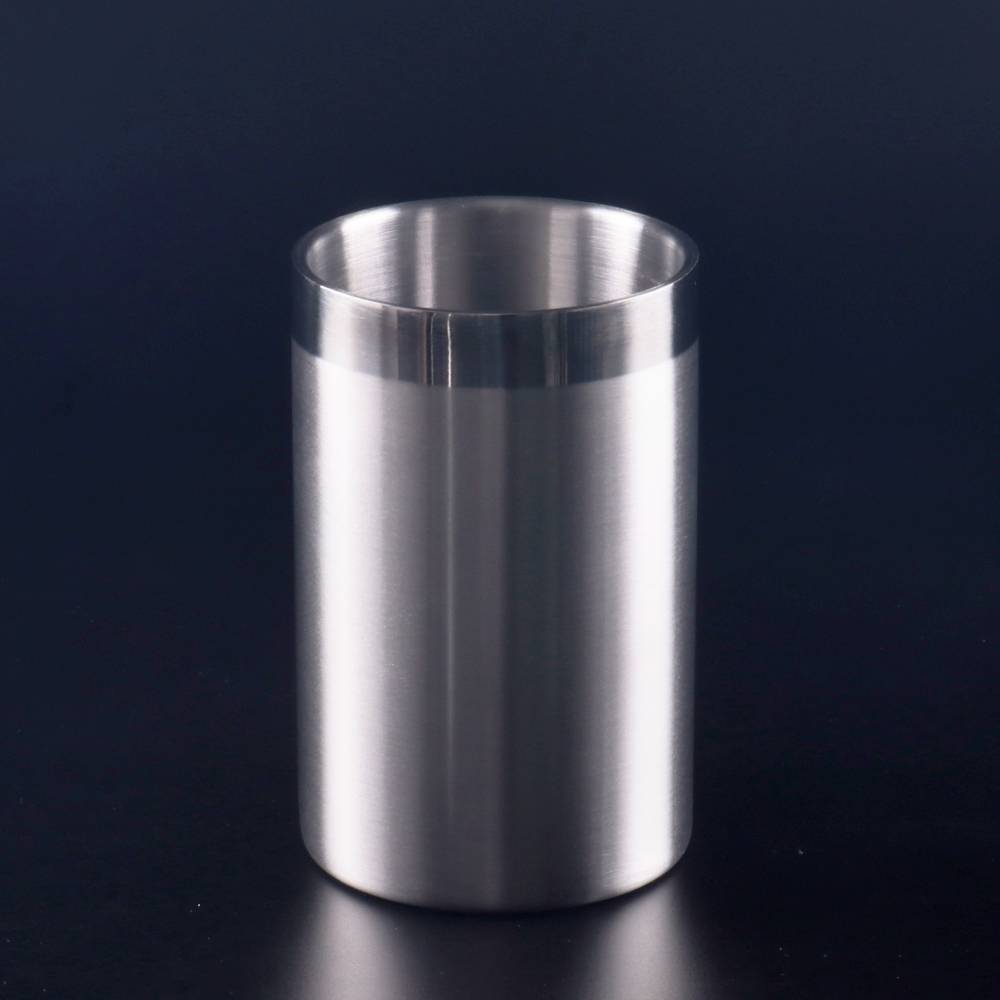 ★高級感のあるシンプルなデザイン 上質なヘアライン加工と角のない丸みのある縁で 傷や汚れが目立ちにくい！ ★氷が溶けにくい二重ステンレス構造 冷たさ長時間キープ！ 結露しにくくテーブルが汚れない設計 ★様々なドリンクに対応 ワインボトルだけ...