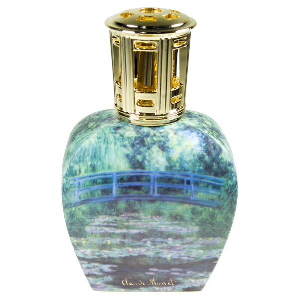 （専用フレグランスをお使い下さい） 商品詳細： モネが1883年、パリの北西70kmの美しい村ジヴェルニーに移住し、自宅自ら植物を育て、つくり上げた庭家を描いた油絵「睡蓮の池」、その風景がそのまま再現されたランプ。日本の浮世絵に描かれたよう...