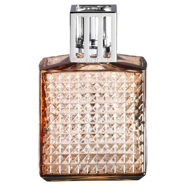 （専用フレグランスをお使い下さい）男性的で主張の強いランプ「ダイアモンド」。最大の特徴であるダイアモンドカットは、アールデコ調の水差しを連想させます。光を引きつけ、立体感を際立たせる透明感のあるラッカー仕上げも魅力。直線的なデザインと重厚感...