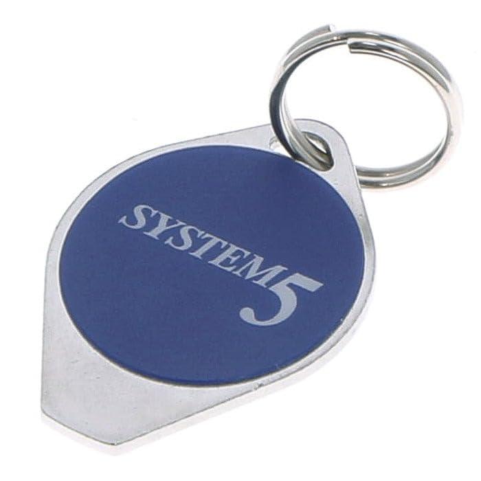 SYSTEM5 オリジナル コインドライバー （ブルー）三脚のカメラネジを固定するのに便利な、SYSTEM5オリジナルのコインドライバーです。 写真のボールチェーンは付属しません。 （二重リングは付属しています）約33mm×46m×2mm18g