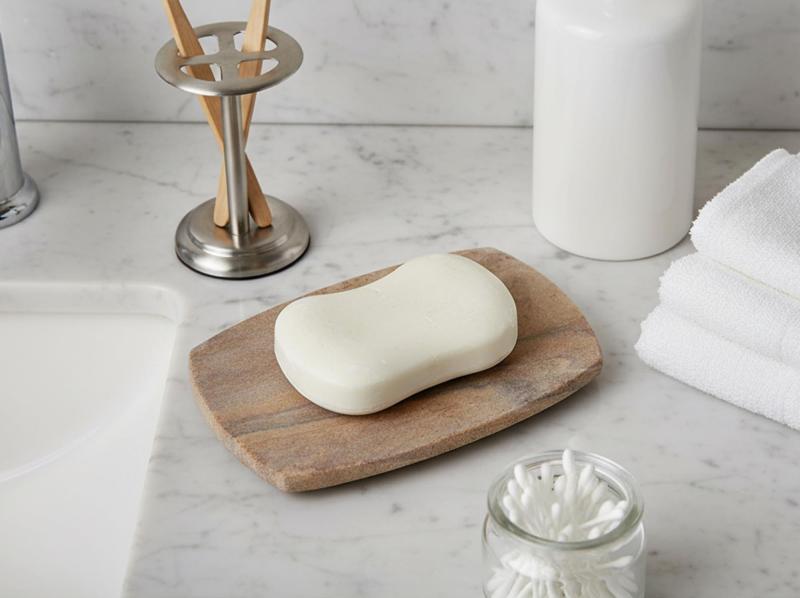 KLEO ナチュラル ストーン ソープディッシュ 天然の吸水性レインボー ストーンで作られたユニークなソープディッシュ。この虹色の石は、見た目はざらざらしていますが、天然の吸水性があります。石鹸の余分な水分を吸収し、石鹸をドライに保ちます。...