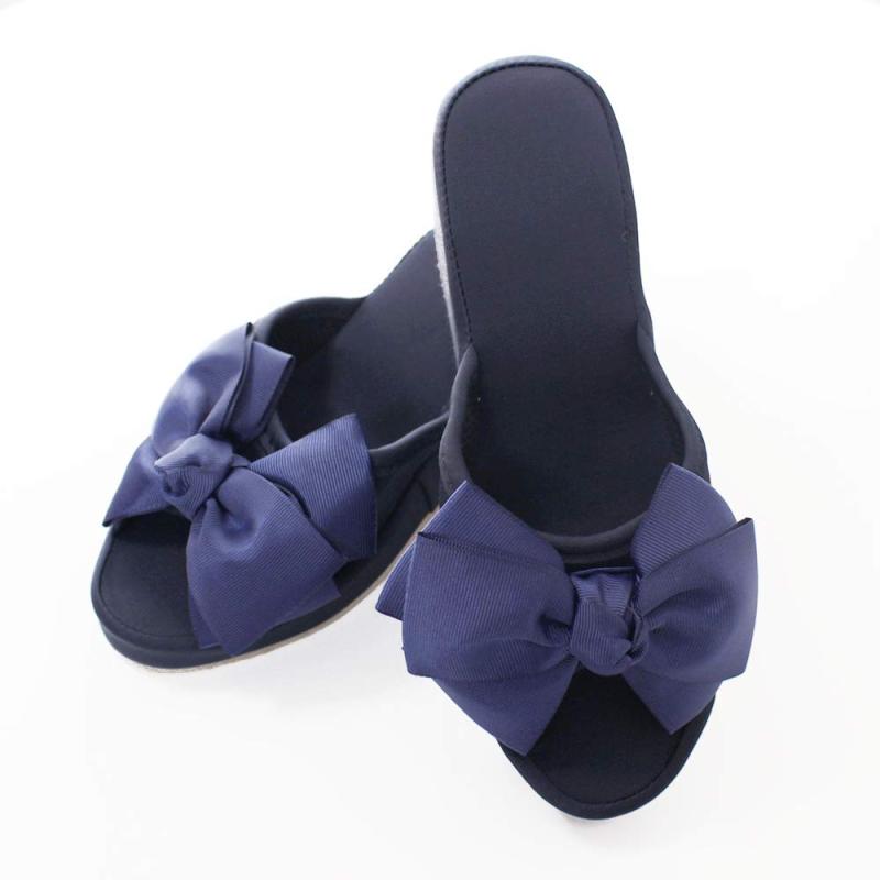 ヒールスリッパ 8cm 厚底リボンスリッパ大きな3重のグログランの大きなリボンが特徴の厚底ルームシューズ印象的な大きめのリボンがアクセントになり、豪華さを演出しています8cmヒールなので、後姿もとっても素敵女性の願いが叶うスリッパですスウェ...