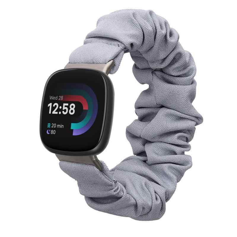 kwmobile Fitbit Versa 4 / Sense 2 / Versa 3 / Sense対応 バンド - 交換ベルト シュシュ ゴム コットン 13-16 cm - 黒色/白色ぴったり: Fitbit Versa 4 / Se...