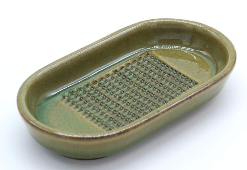 竜清窯 ひげが出にくい不思議な生姜おろし器 ビードロおろし部分に特徴があり、生姜の繊維が切れにくく、ふわっとおろす事が出来る製品です。不思議と汁がほとんど出ないので、苦みやえぐみが無く生姜が美味しいです。小皿替わりにも使え、そのままテーブル...