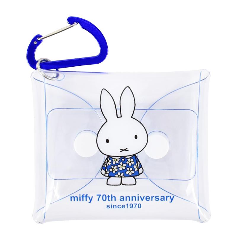 クリアマルチケースSS 70周年ヒストリー miffy 1970SSサイズ：(縦)約7cm/(幅)約8cm/(マチ)約2cm重量：約25g素材：PVCカラビナ付き