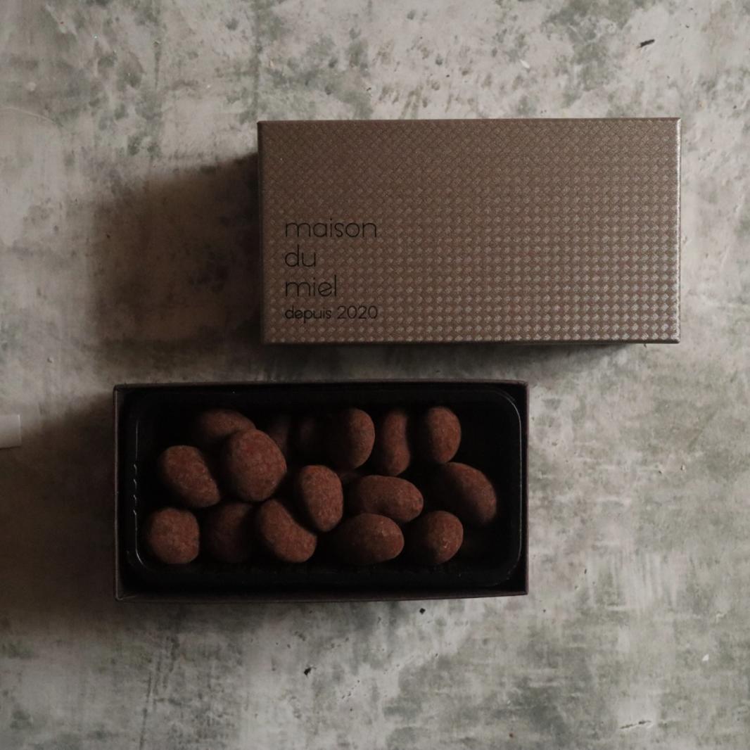 商品情報名称チョコレート菓子原材料名チョコレート、アーモンド（マルコナ種）、砂糖、バター賞味期限約60日間保存方法冷暗所で保存製造者メゾン・デュ・ミエル愛知県名古屋市八熊3−17−3《パティシエの手作り》マルコナショコラ 《パティシエの手作...