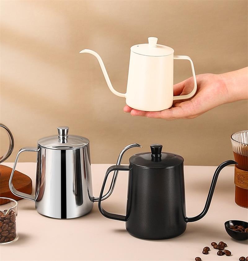 【細かい注ぎ口】この コーヒー ドリップ ポットの水出口は広く、端が鋭いため、注がれた水の流れが浸透し、フィルターカップにコーヒーパウダーが繰り返しドラフトされる可能性を減らし、抽出をより均一にします。 【長い注ぎ口】S字型の細い出口パイプ...