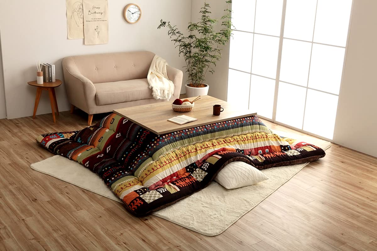 ・こたつ掛け布団 正方形サイズ・日本製（側=中国製 最終加工=日本）・表地＝ポリエステル 100％【ピーチスキン】 裏地＝ポリエステル 100％【フランネル】 中材＝ポリエステル100％・40℃以下の水温で弱い手洗いで洗濯してください。（洗...