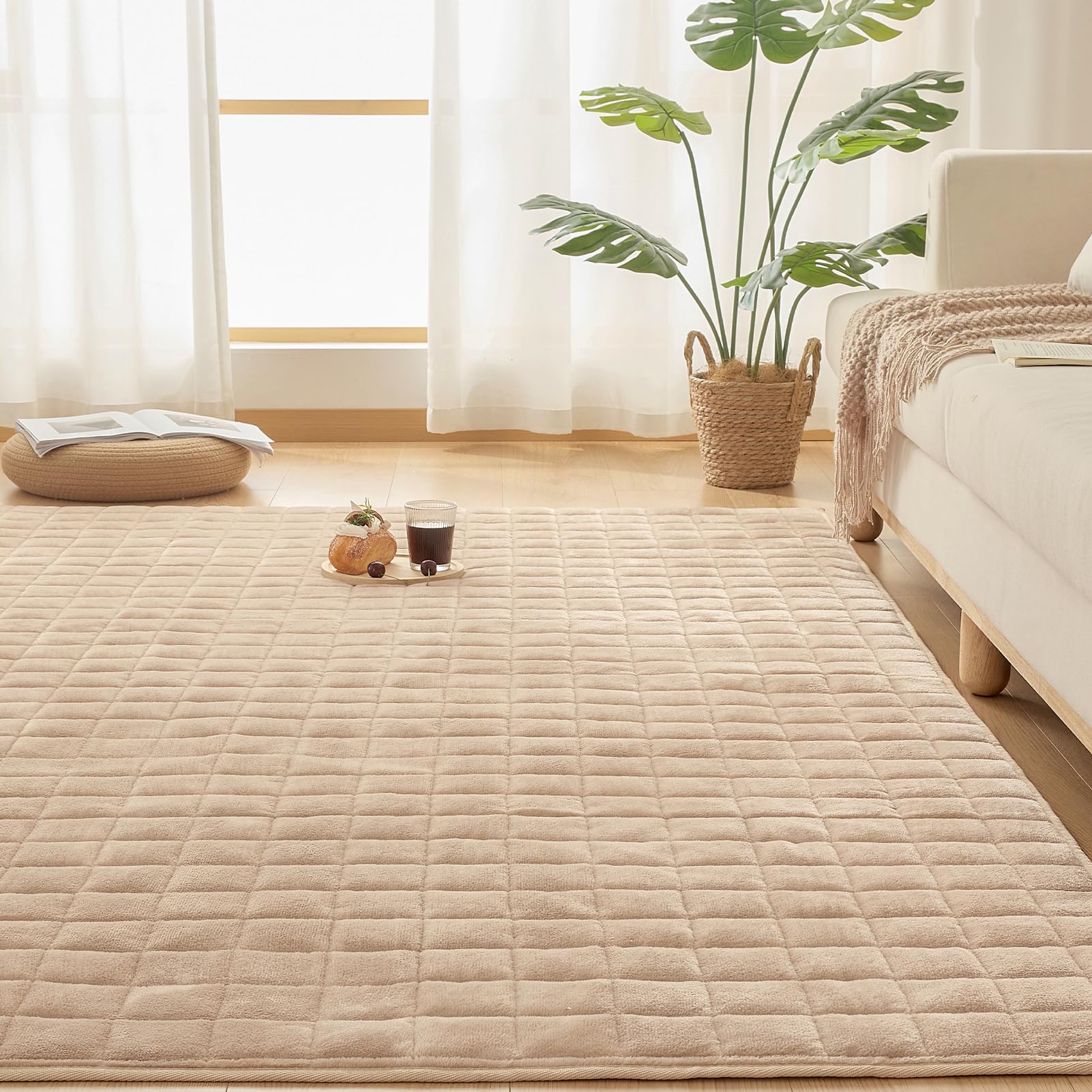 ・【VK Living春の新商品登場！——フランネルキルトラグ】極細繊維のマイクロファイバーを使った、ふわふわ柔らかな肌触り思わず寝転がってくつろぎたくなります。毛足の向きによって色の見え方が変わるのもフランネルラグの特徴です。光や見る角度...