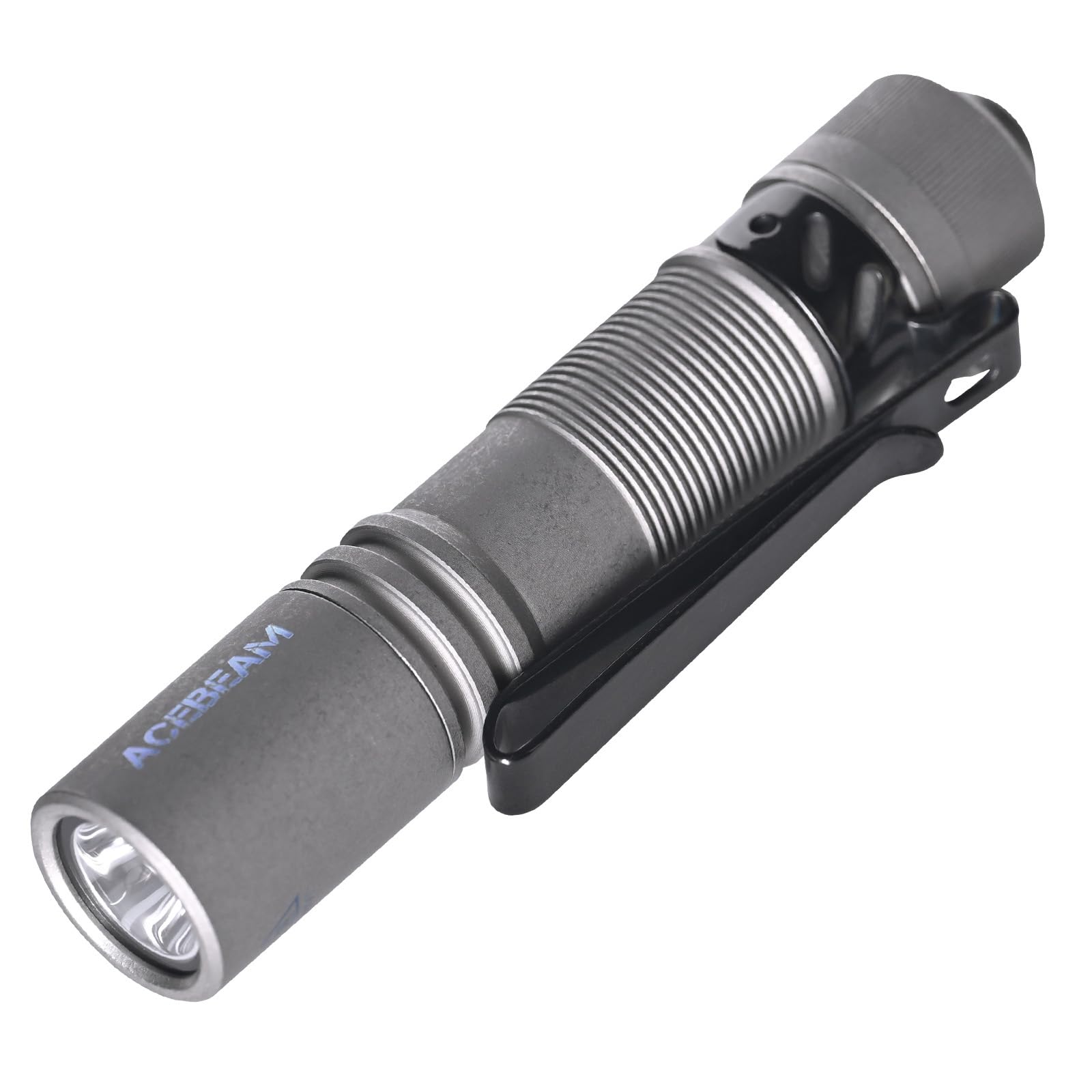 ・【小型ながらもパワフル】ACEBEAM Pokelit AA (チタン - ストーンウォッシュ版) edc 懐中電灯は、1000 ルーメンの高輝度と 114 メートルのビーム距離を持ち、高密度 LED を 1 つ採用して、クリアで明るく均...