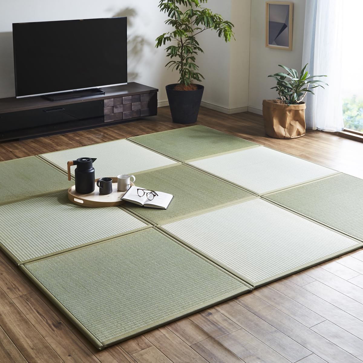 ・【商品紹介】お部屋に合った和のスペースをつくることができます。表生地には国産（九州産）のい草を使用しています。一本一本が太く、表皮が厚く繊維がキメ細かいので弾力性があり、耐久性に優れています。・【踏み心地】中材には15mmの固わたを使用し...