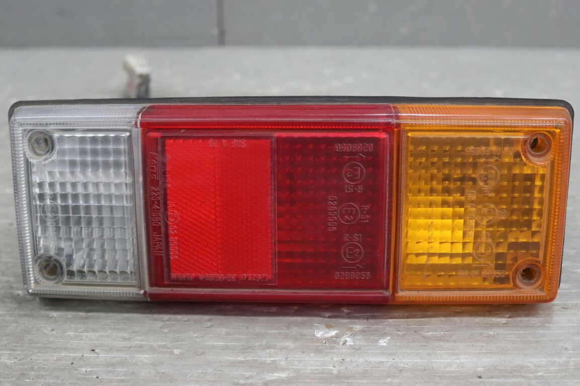 車両情報 車両　ニッサン 車種　日産 バネット トラック MT 型式　SK82TN 車台番号　2009年 SK82TN-326704 メーカー コイト 型番 220-41555 商品状態 こちらの商品は【中古】で、八街営業所の在庫です。 在...