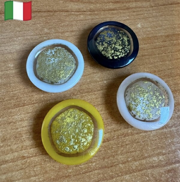 SIZE ○2.2cm前後(バラ売り） Material ○プラスチックボタン(レジン） Point ○イタリアで買付したデットストックのかわいいレジンのアンティークボタンパーツ。アクセサリーパーツとして、コサージュやピアスイヤリング材料に...